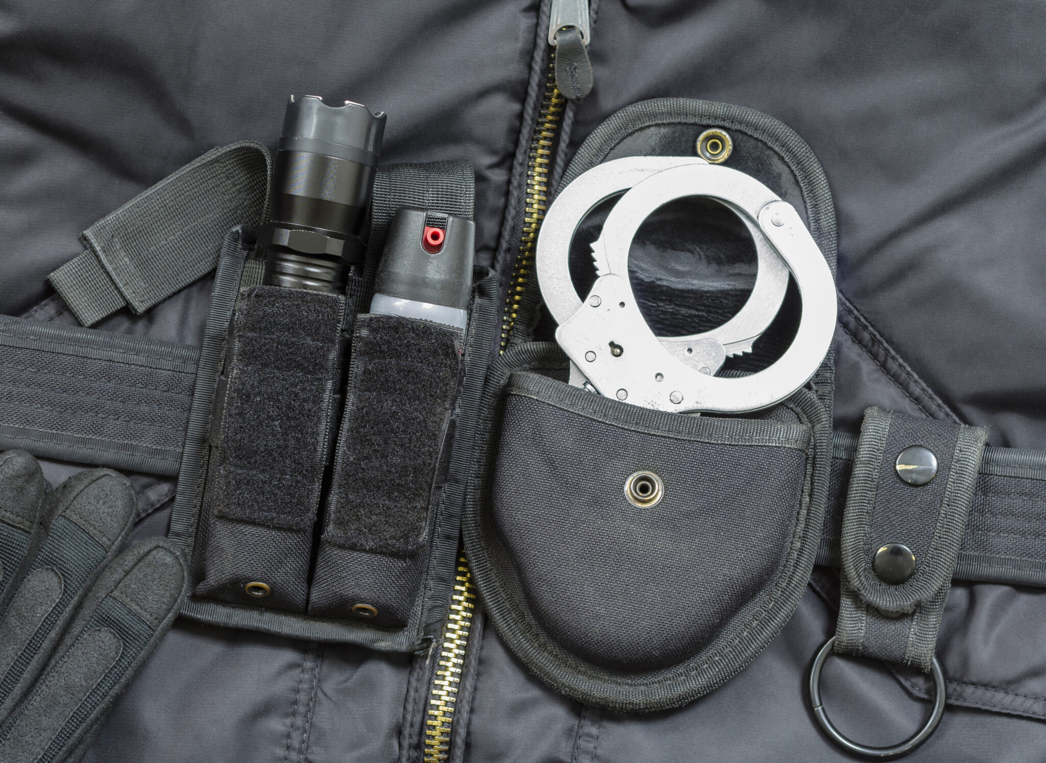 Tactical Handcuff & Flashlight - ESS Academy